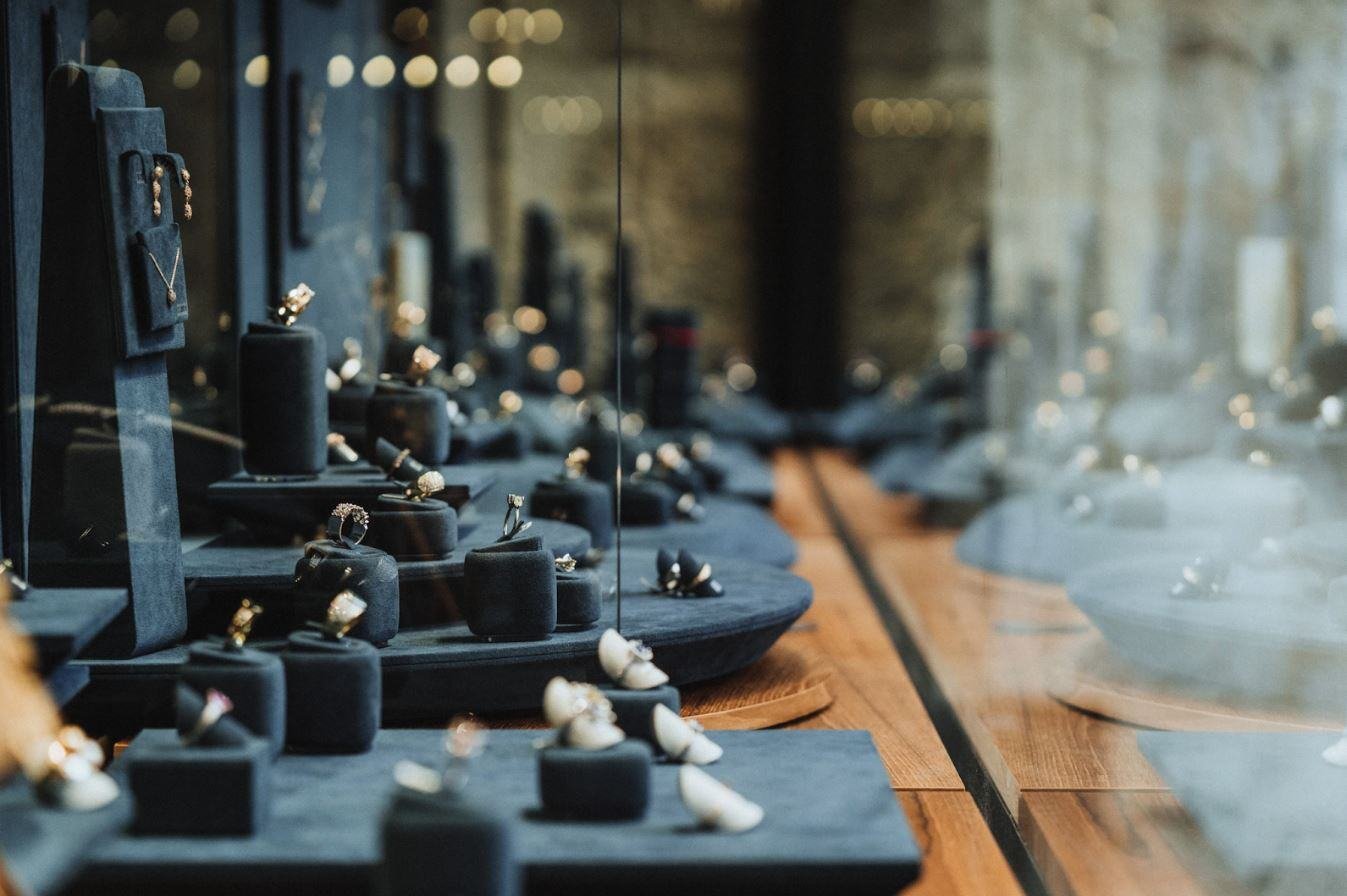 Jewelry Window Display Setup: How To Create Showcases That Attract And Sell